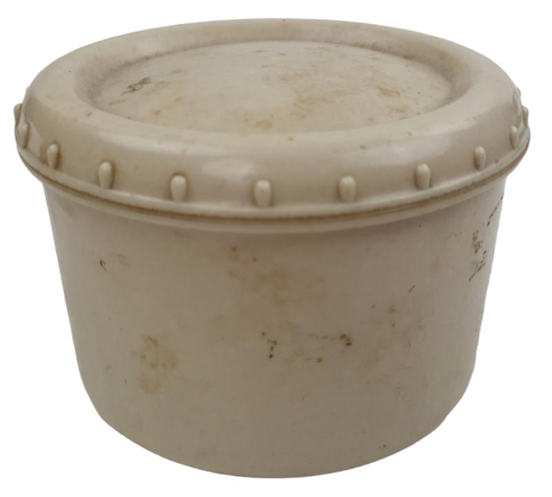 AVK Militaria | a white german butter box ‘Fettbuchse’
